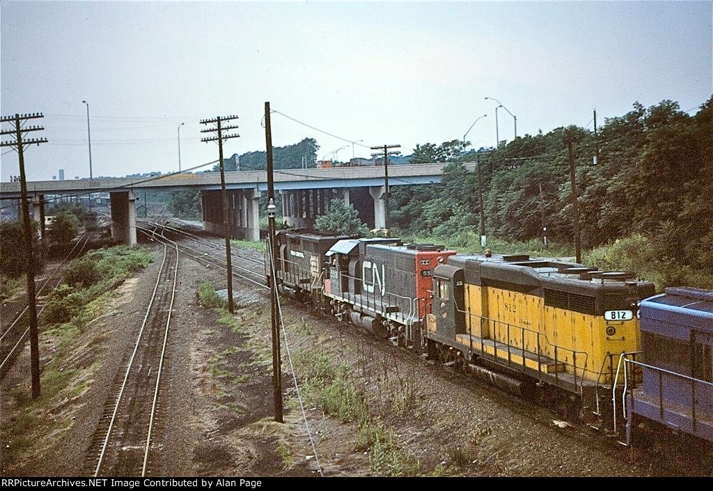 Power moving WB include PC GP40 3123, CN GP38-2 5518,and CNW GP30#812